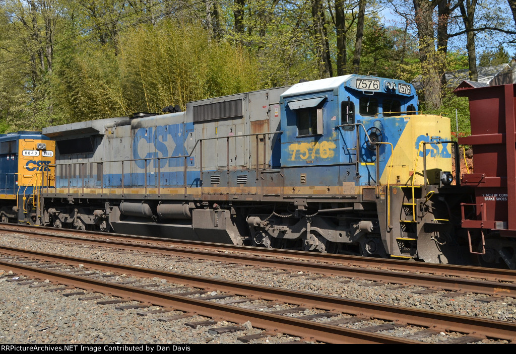 CSX C40-8 7576 trails on O039-30